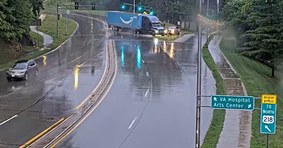 Video Amazon Semi Truck Driver Loses Control Crashes On Rainy City
