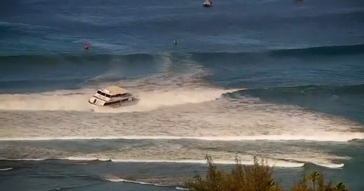 Watch: Ferry nearly overturns along Hawaii beach | FOX 35 Orlando