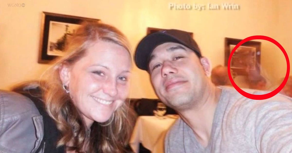 'Ghost' photobombs couple's selfie inside restaurant, expert claims she ...
