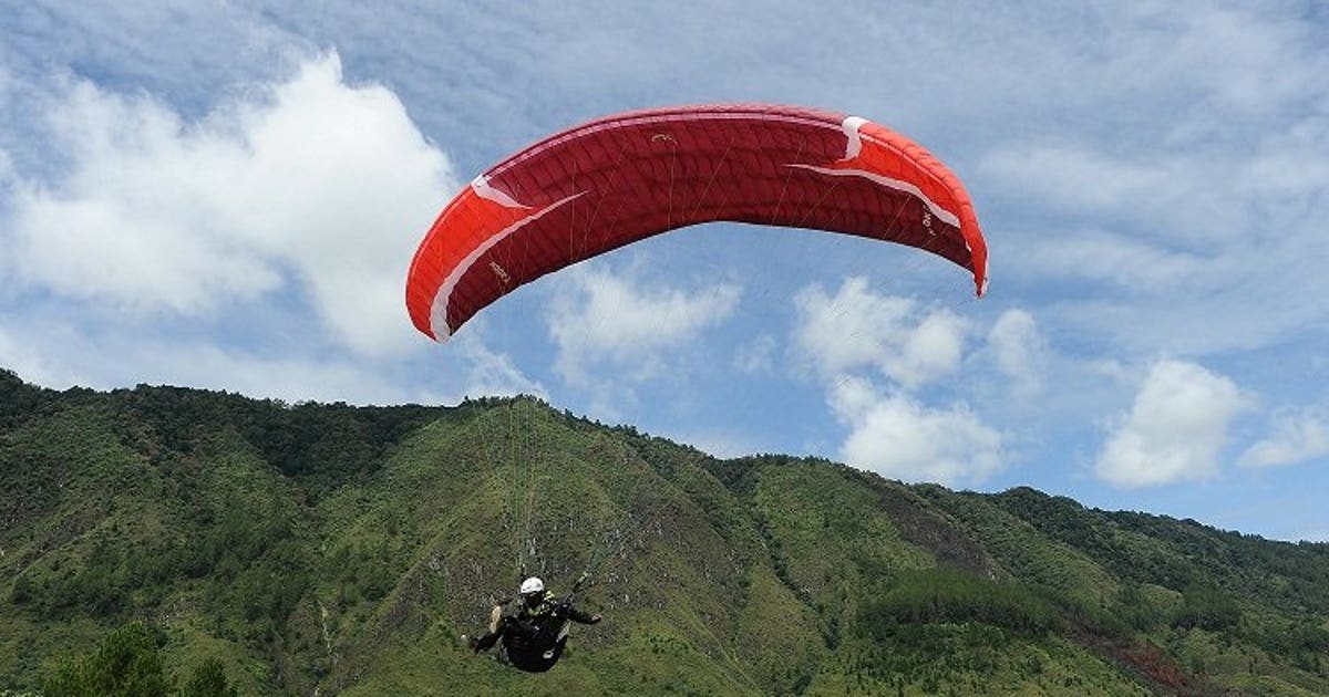 Paraglider dies in crash through roof of Utah church | FOX 13 Seattle