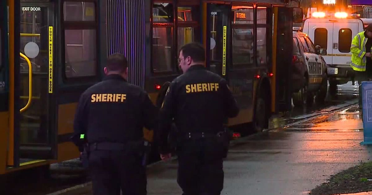 Man stabbed in abdomen on Metro bus in Seattle; suspect flees | FOX 13 ...