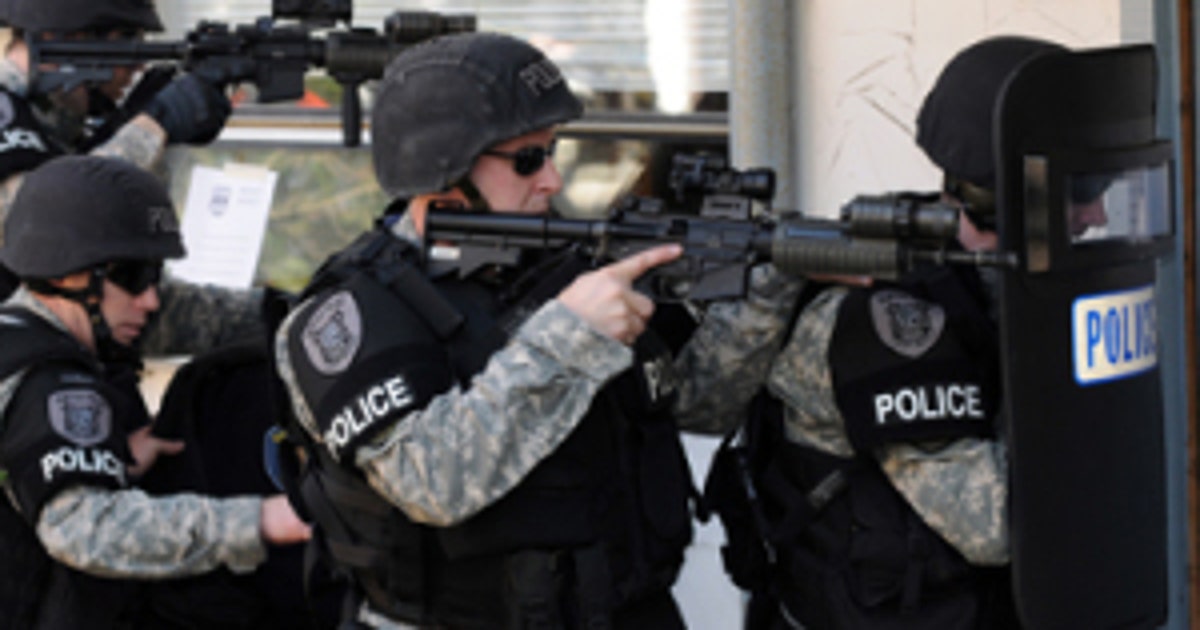 Robbery suspect in Seattle SWAT standoff not in building | FOX 13 Seattle