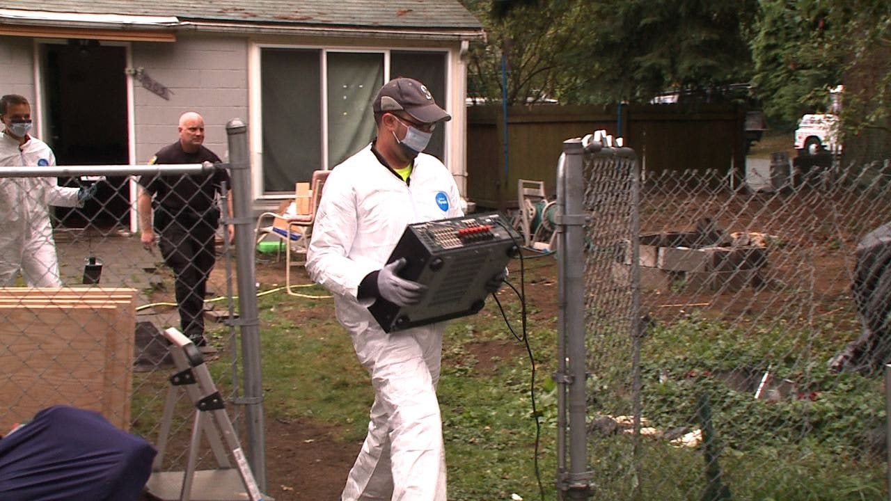 Cops evict men from filthy north Seattle home; neighbors celebrate ...