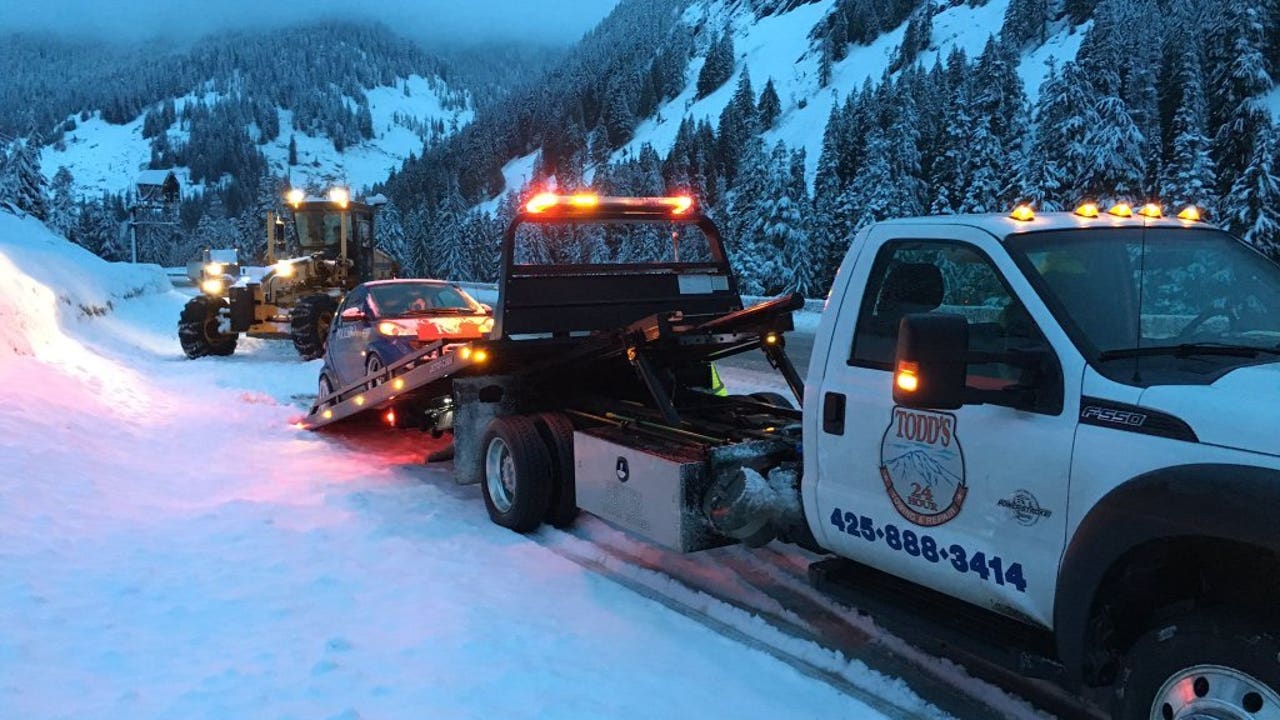 25 spinouts reported on I-90 over Snoqualmie Pass | FOX 13 Seattle