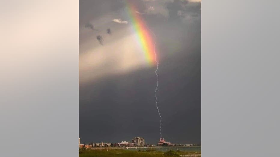 Florida woman captures stunning 'rainbow lightning' photo | FOX 13 Seattle