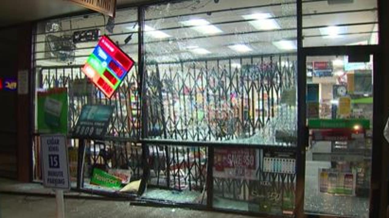2 Kent tobacco storefronts damaged by cars | FOX 13 Seattle