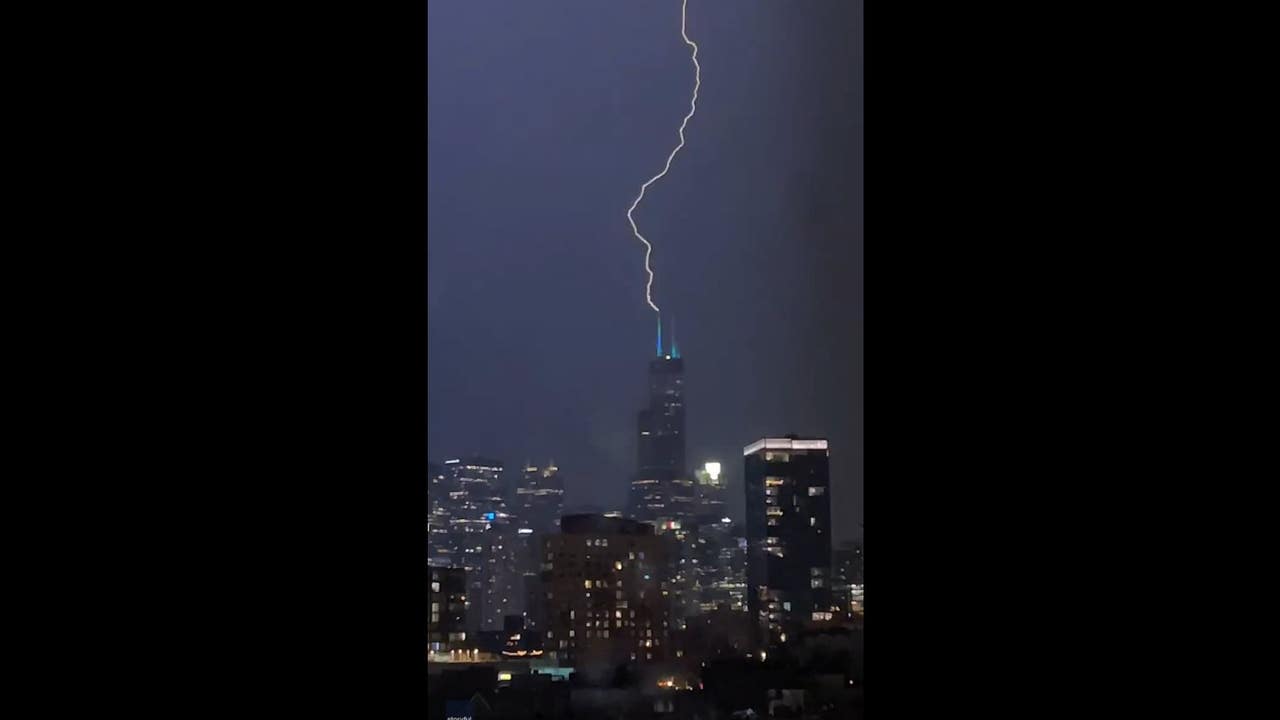 WATCH: Chicago's Wills Tower zapped by lightning amid severe storms ...