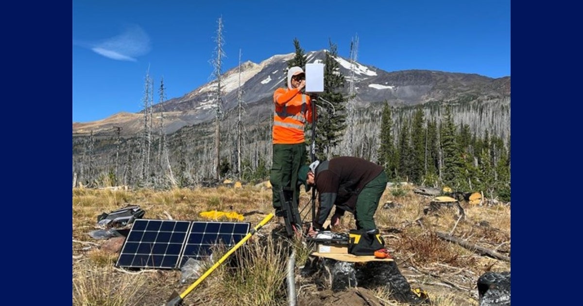 Scientists install three earthquake stations on Mt. Adams | FOX 13 Seattle