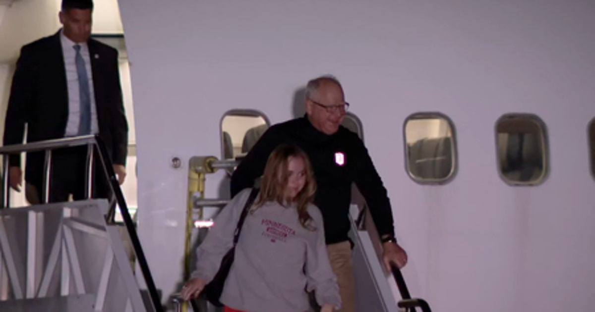 Tim Walz arrives in Seattle for WA fundraiser | FOX 13 Seattle