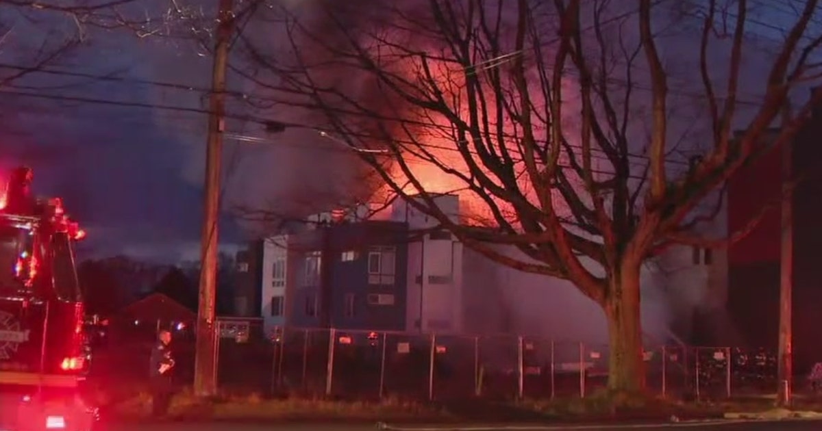 Ballard construction fire spreads to homes, 1 injured | FOX 13 Seattle