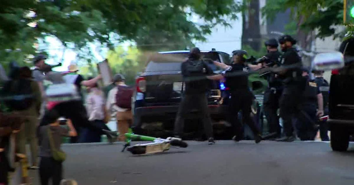 Anti-ICE protesters clash with SPD at Federal Building | FOX 13 Seattle
