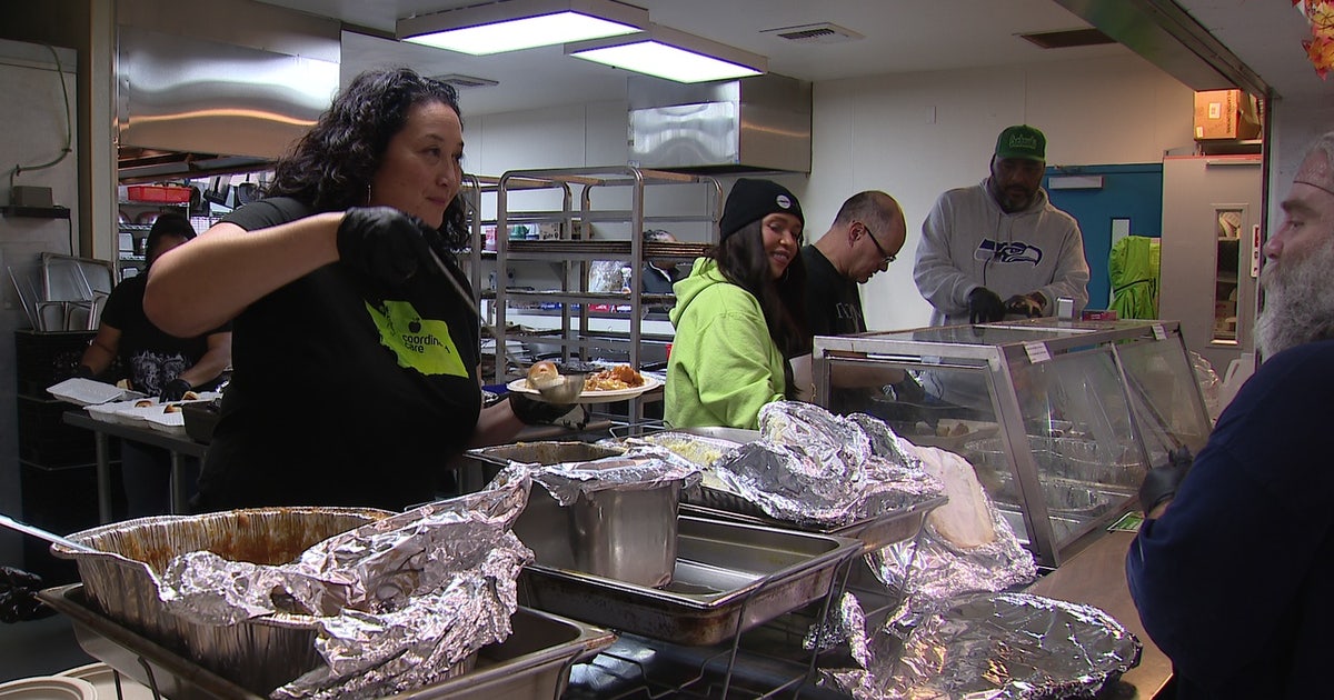 Seattle Seahawks legends attend Thanksgiving turkey drive | FOX 13 Seattle