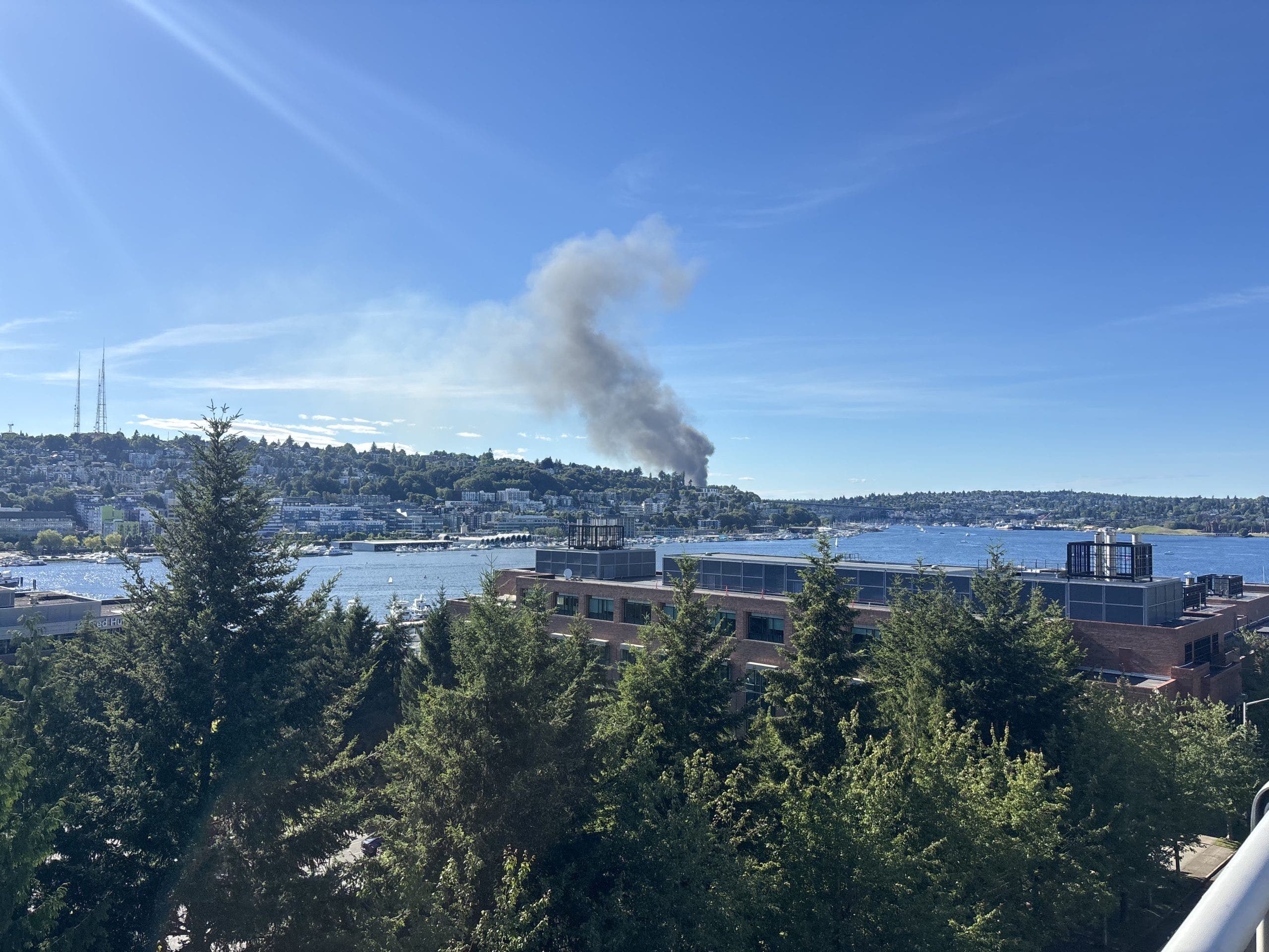 Crews respond to large commercial building fire in Seattle | FOX 13 Seattle