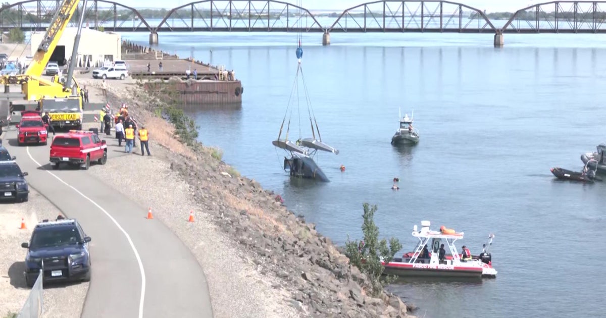 Columbia River plane crash kills 2 | FOX 13 Seattle